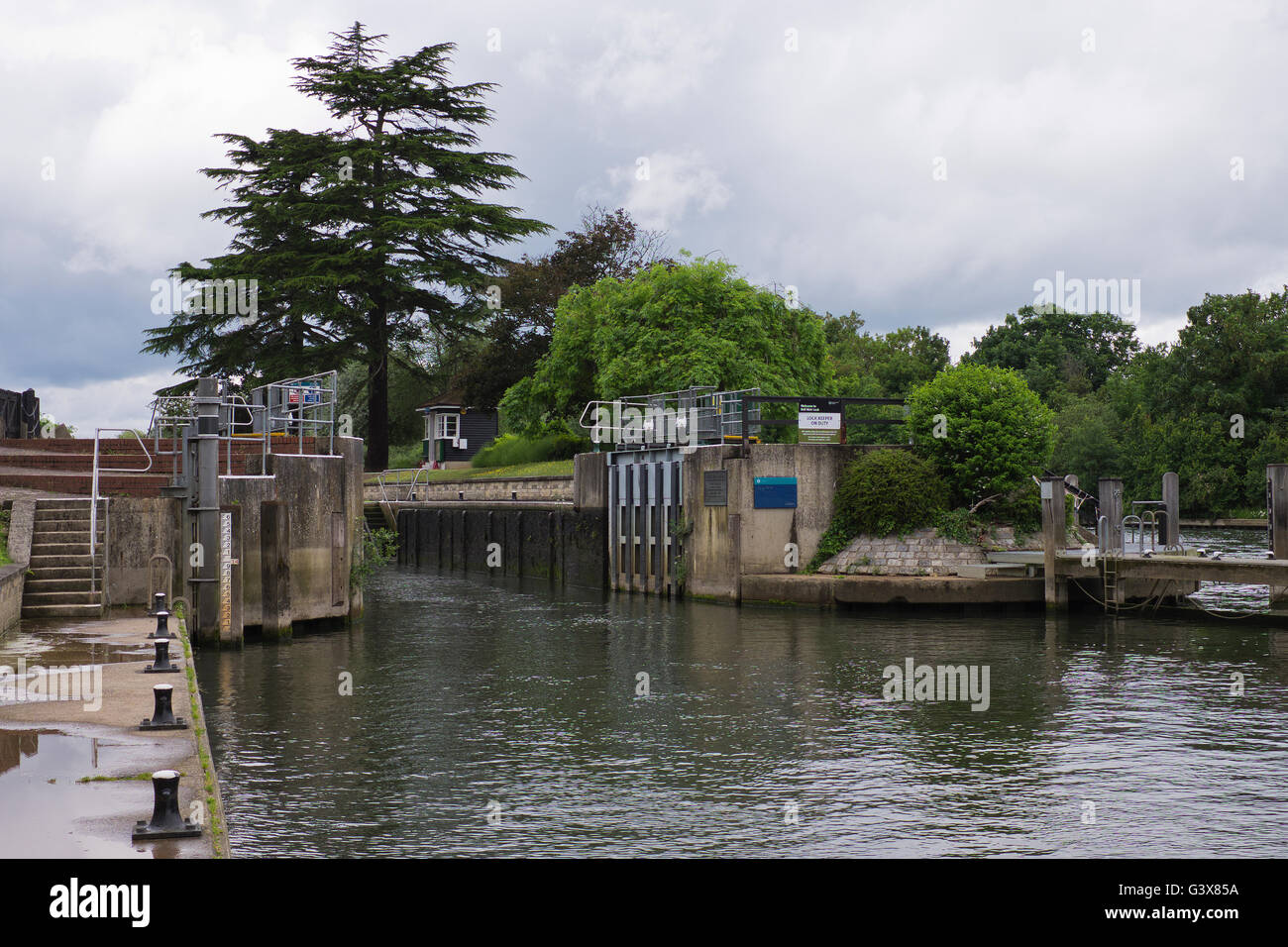 Runnymede thames hi-res stock photography and images - Alamy