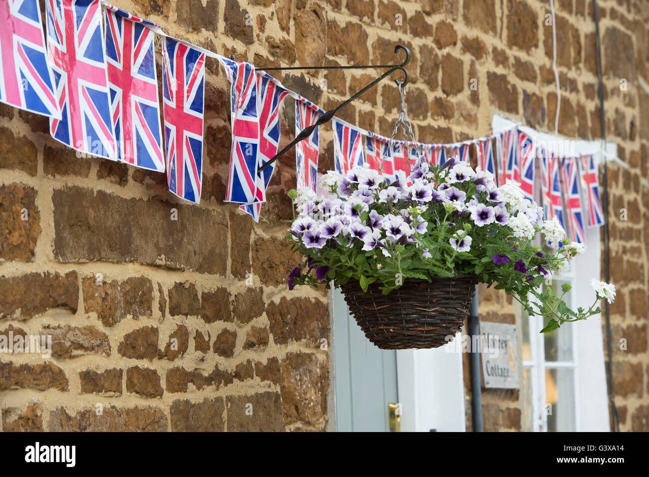 Cottages with hanging basket hi-res stock photography and images - Alamy