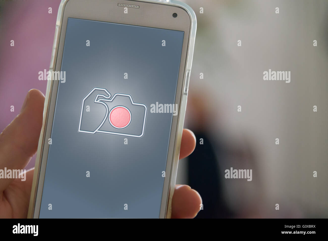 Woman keep smart phone hi-res stock photography and images - Alamy