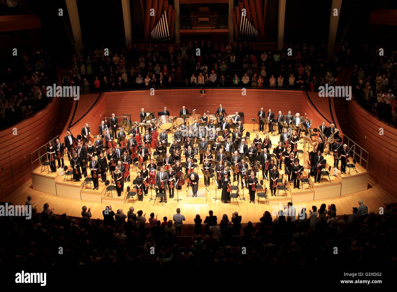 Audience classical music hi-res stock photography and images - Alamy