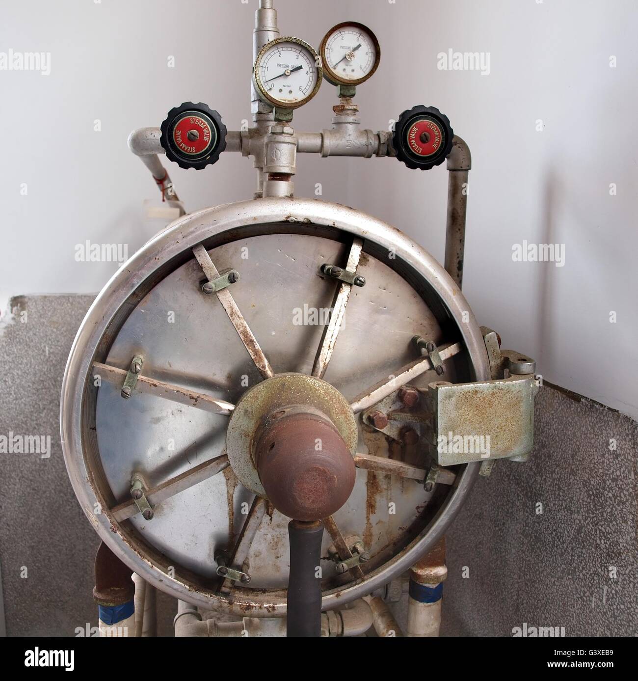 Vintage medical instruments hi-res stock photography and images - Alamy
