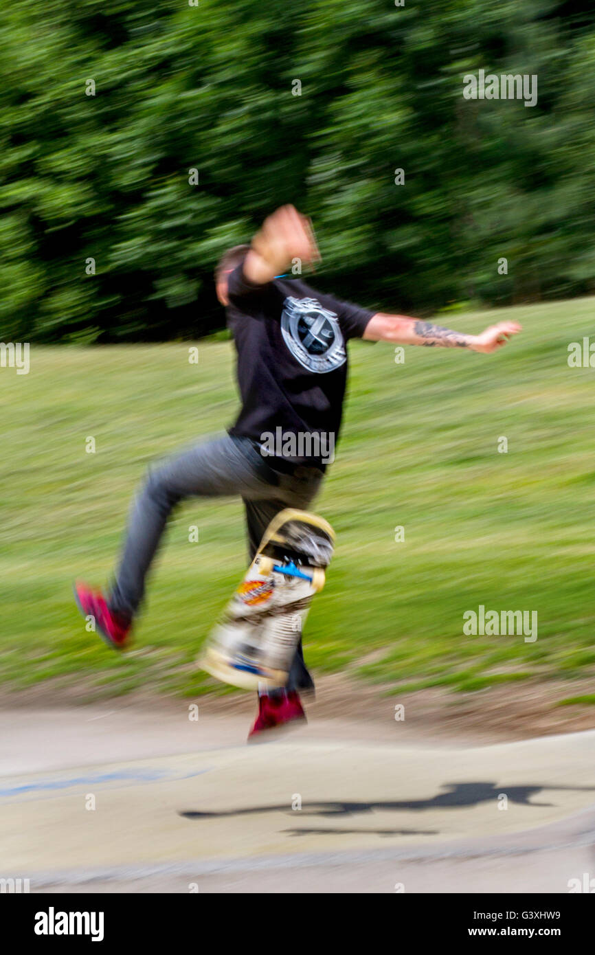 Skateboarders leaps, lunges, skateboard action, jumps, jumping stride ...