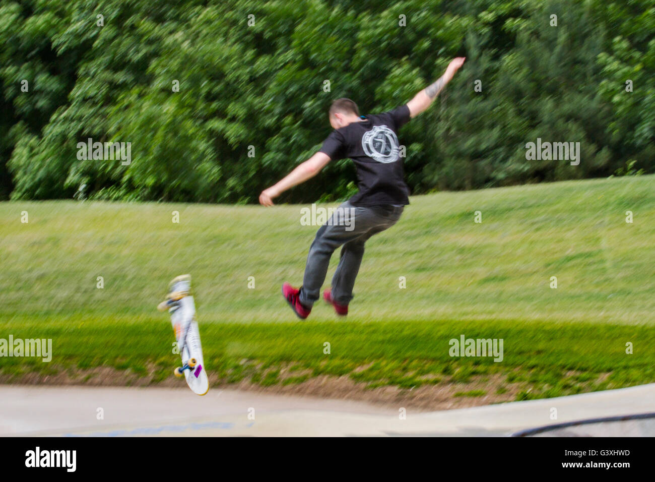 Skateboarders leaps, lunges, skateboard action, jumps, jumping stride ...