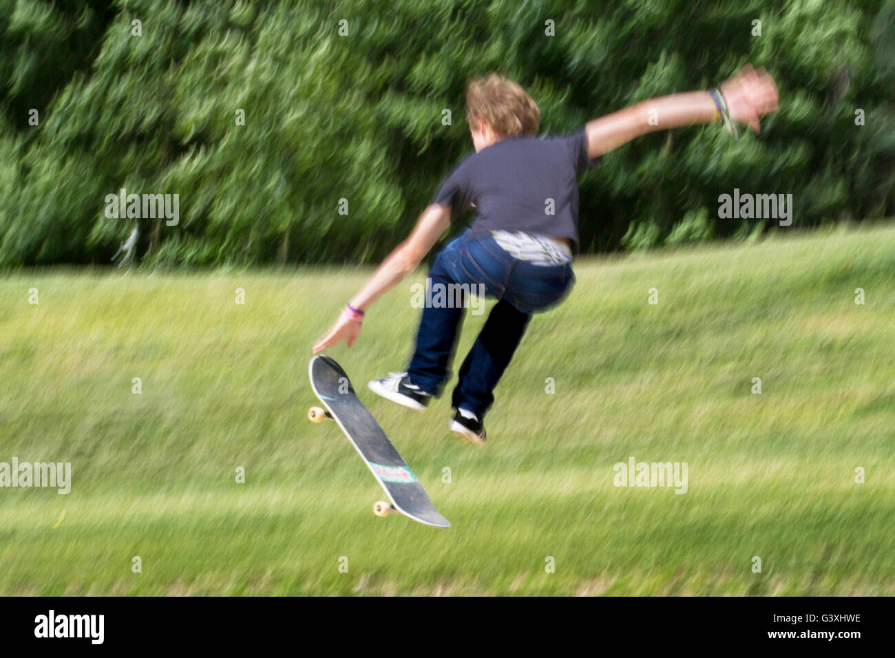 Skateboarders leaps, lunges, skateboard action, jumps, jumping stride ...