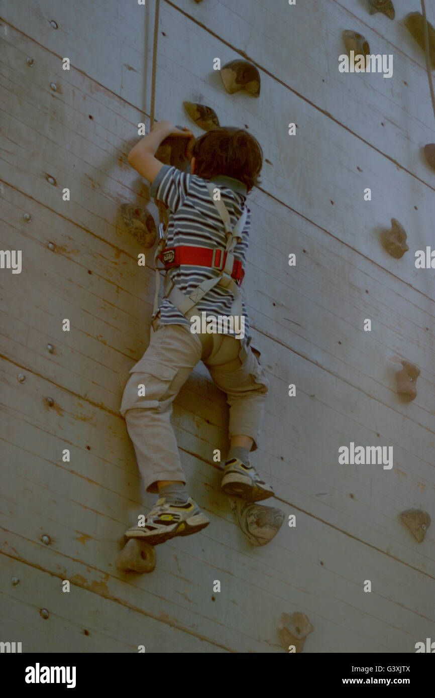 a little boy free climbing Stock Photo - Alamy