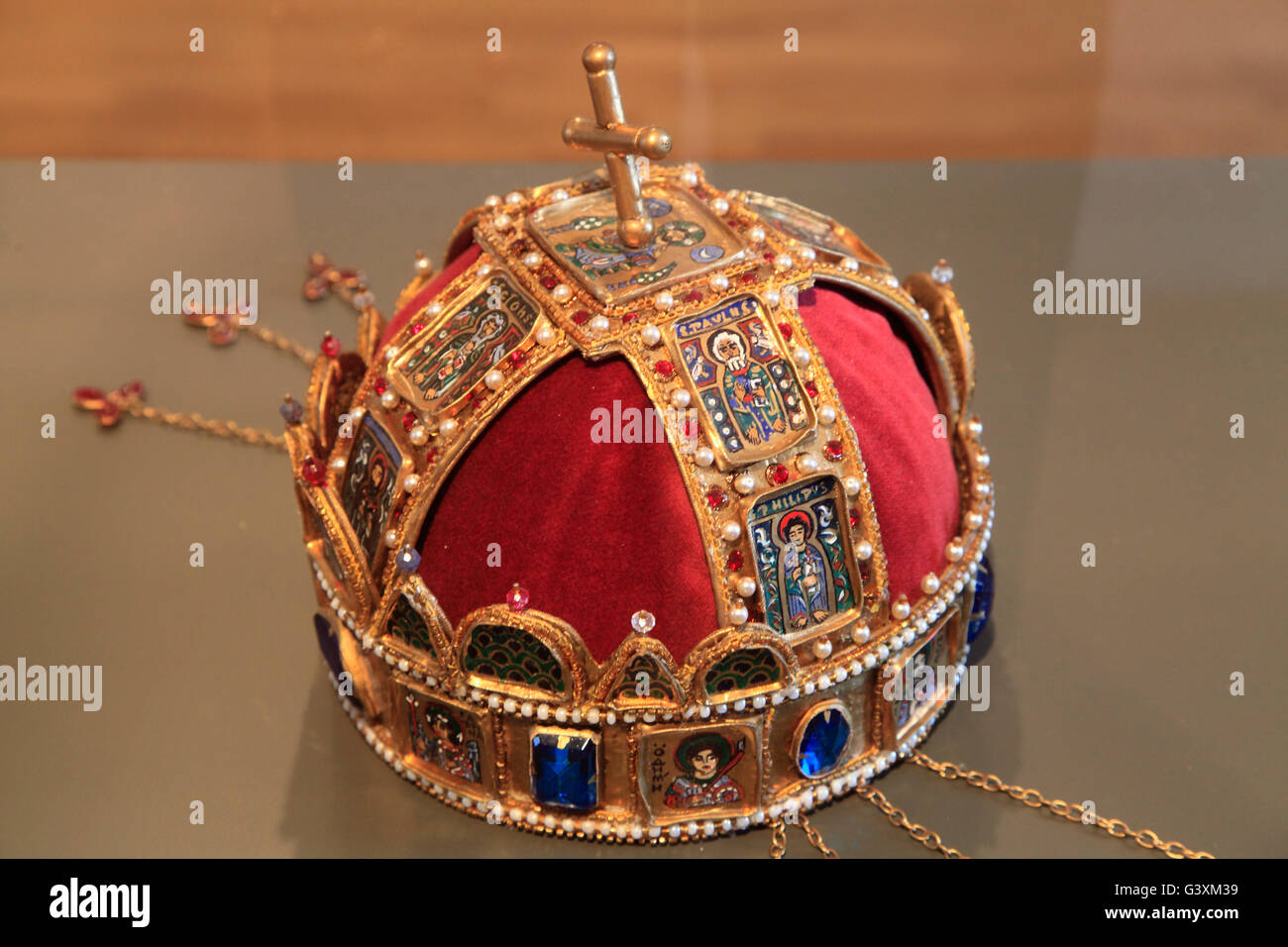 Holy crown of hungary hi-res stock photography and images - Alamy