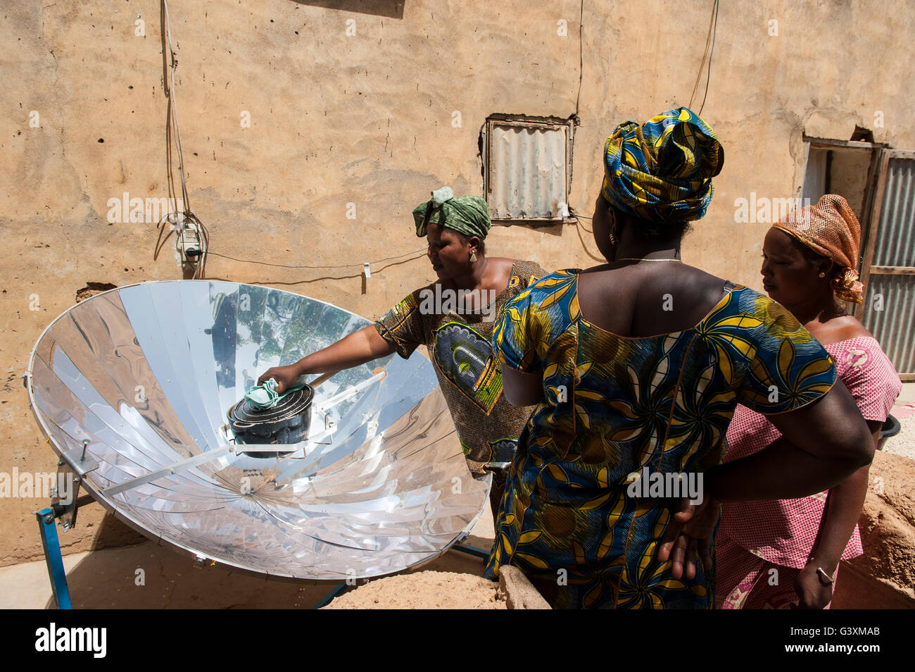 Solar cooker africa hi-res stock photography and images - Alamy