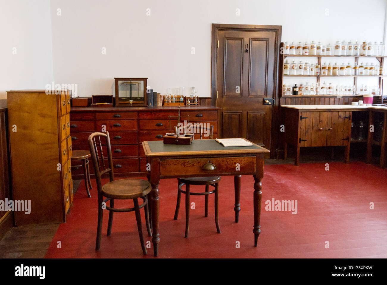 Vintage pharmacy shelf hi-res stock photography and images - Alamy