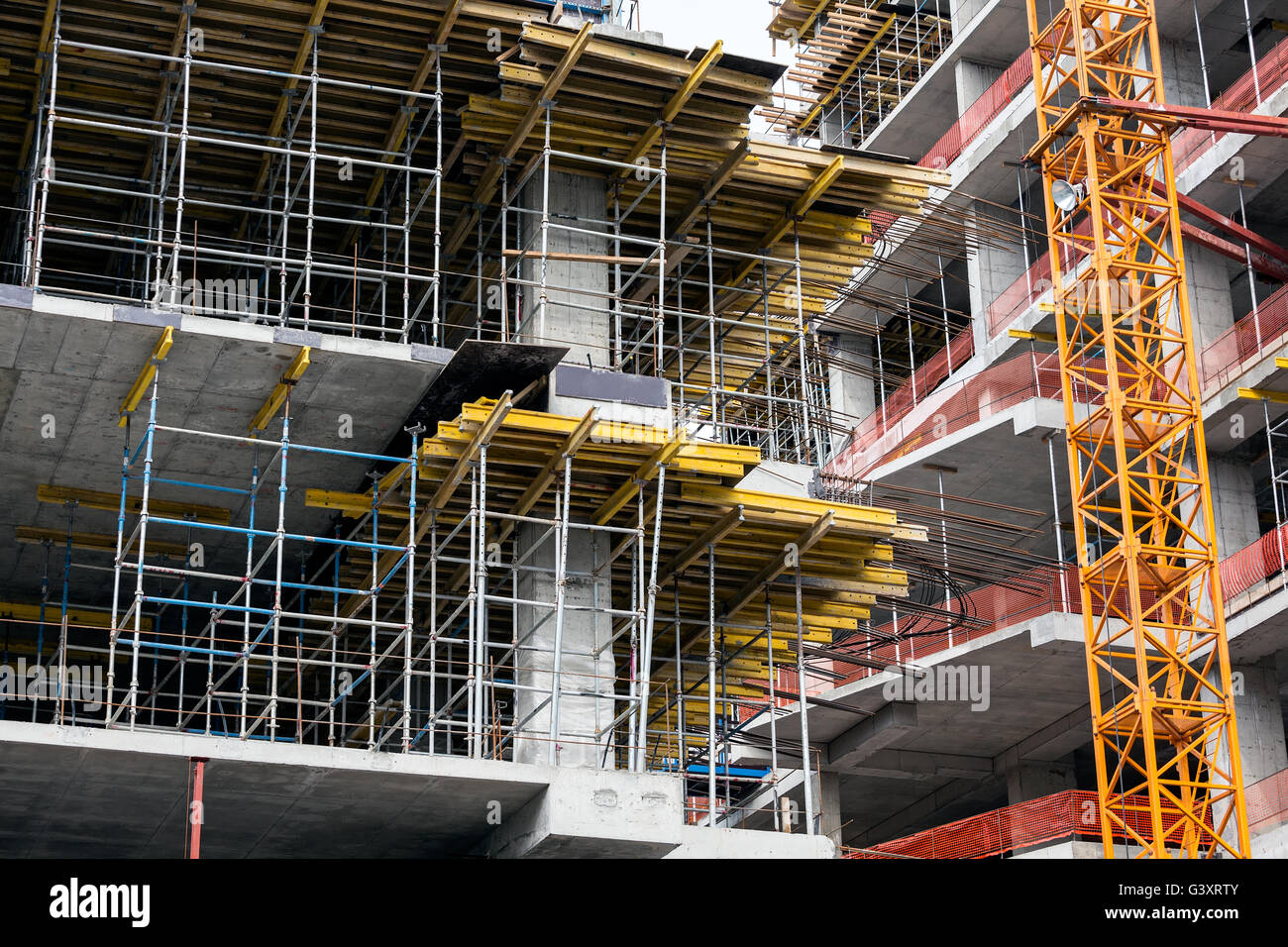 Modern high-rise apartment construction site with scaffolding Stock ...