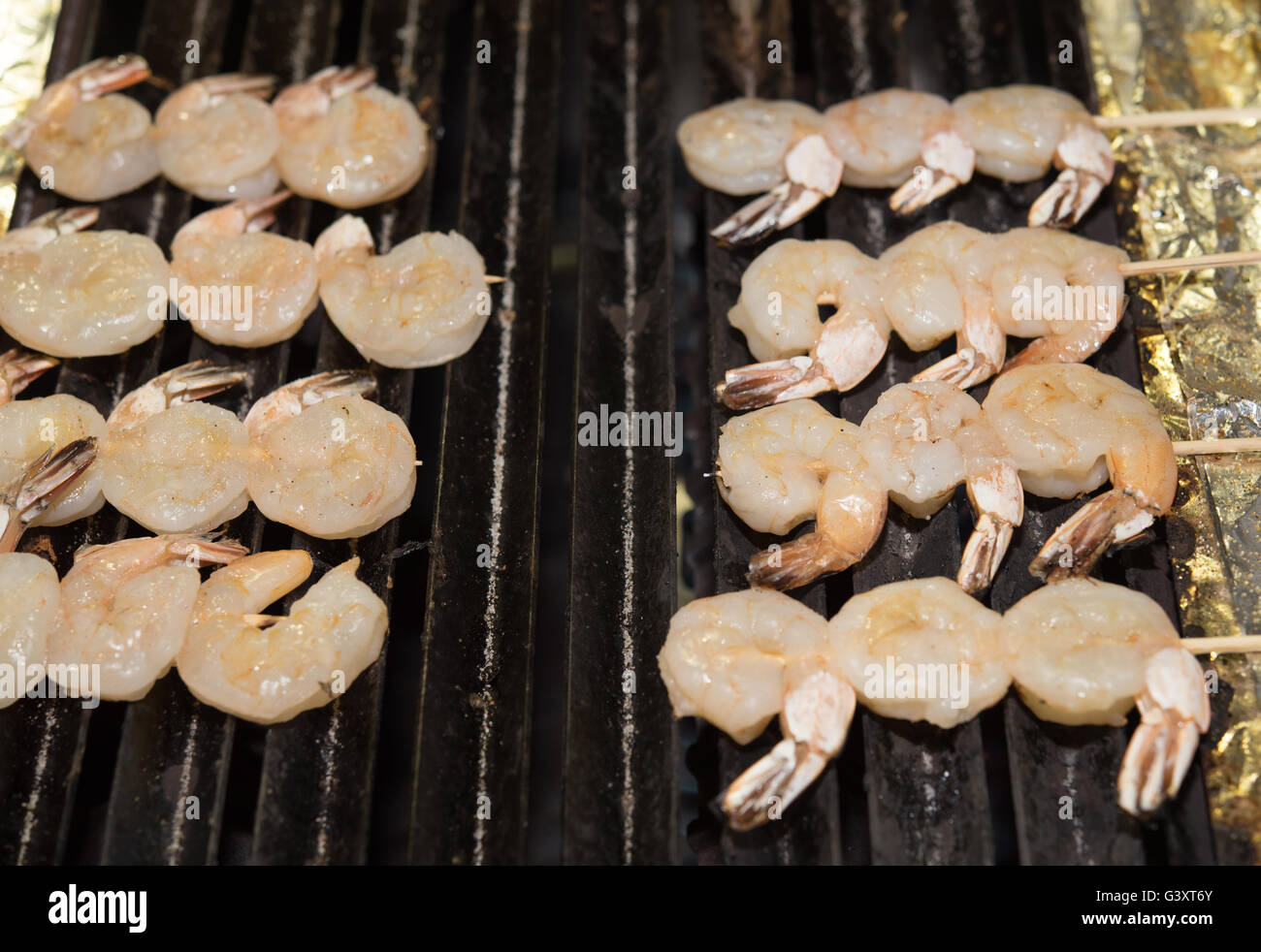 Cooking prawns grilled Stock Photo - Alamy