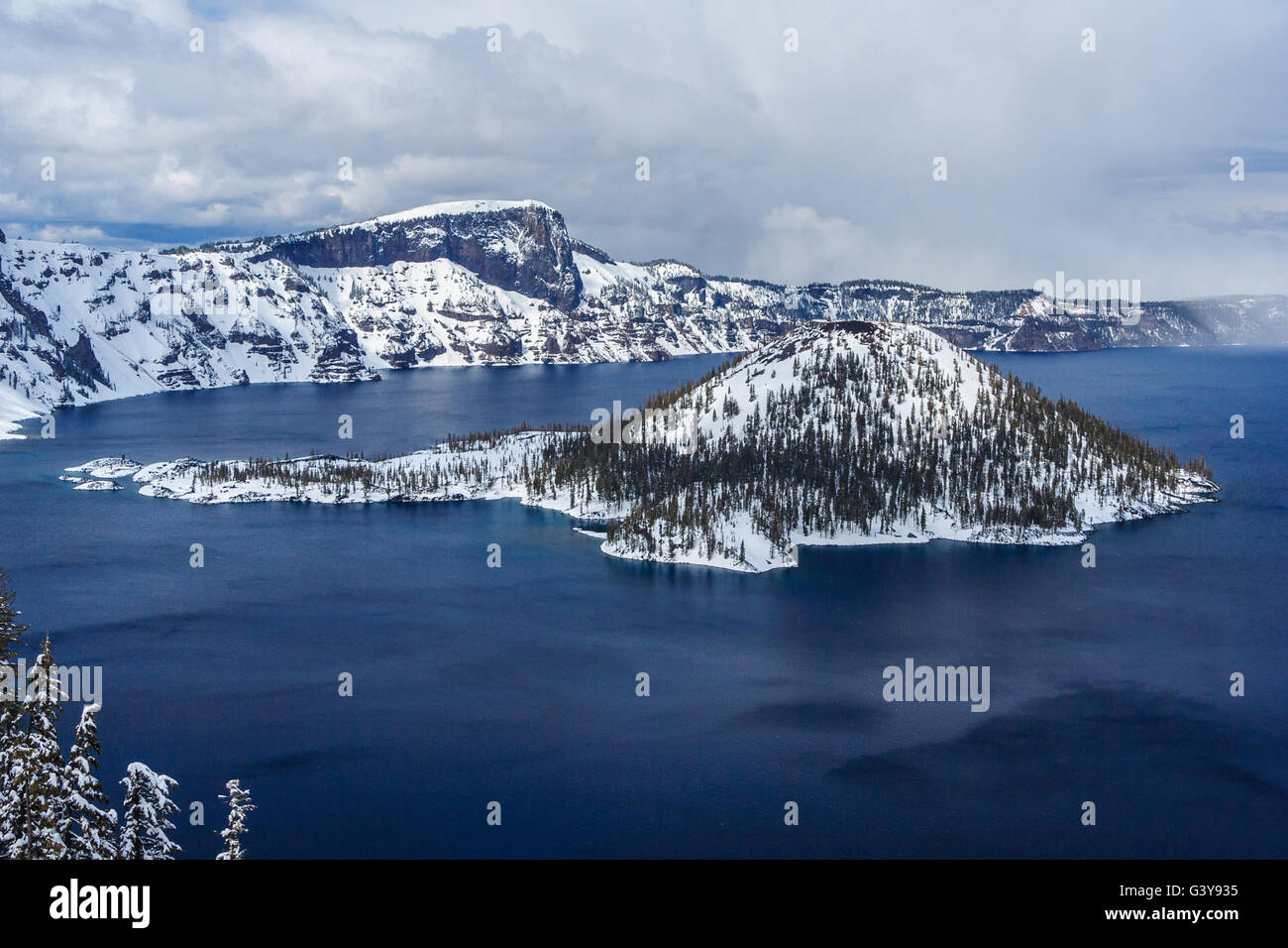 Wizard Island in caldera lake in Crater Lake National Park, Oregon, USA ...