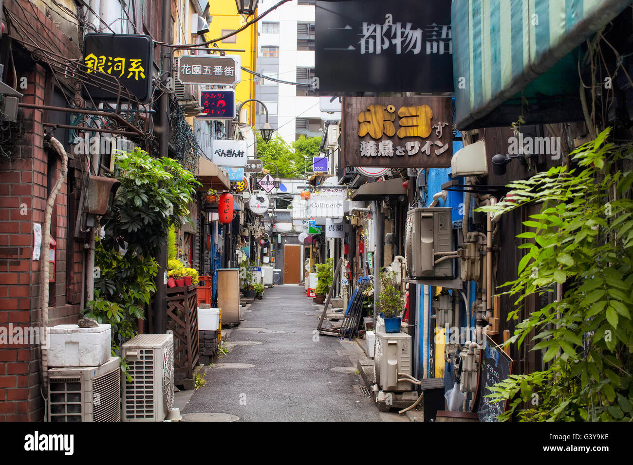 Tokyo back street hi-res stock photography and images - Alamy
