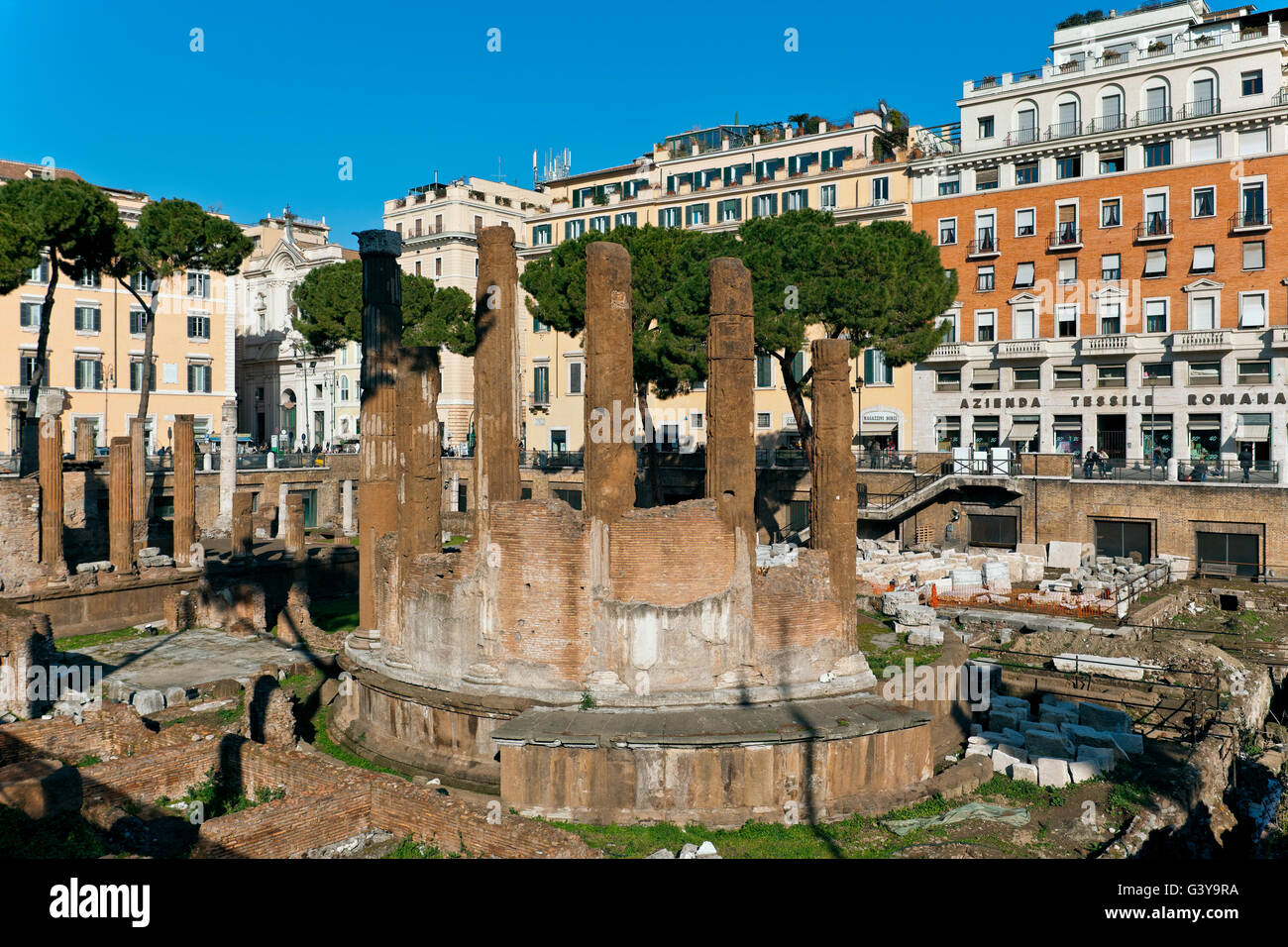Antique circular temple, Area Sacra Argentina, Largo di Torre Argentina ...