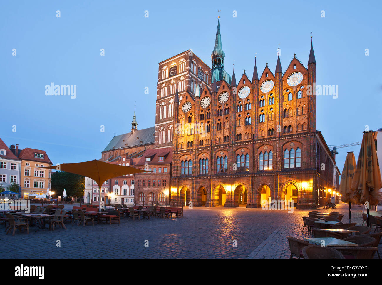 Town hall on Alter Markt square, Stralsund, Baltic Coast, Mecklenburg ...