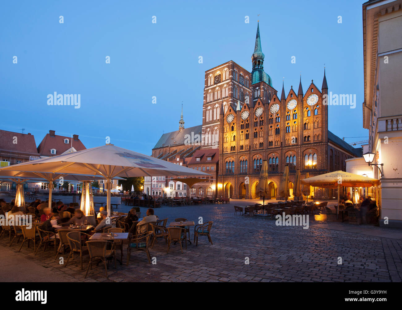 Town hall on Alter Markt square, Stralsund, Baltic Coast, Mecklenburg ...