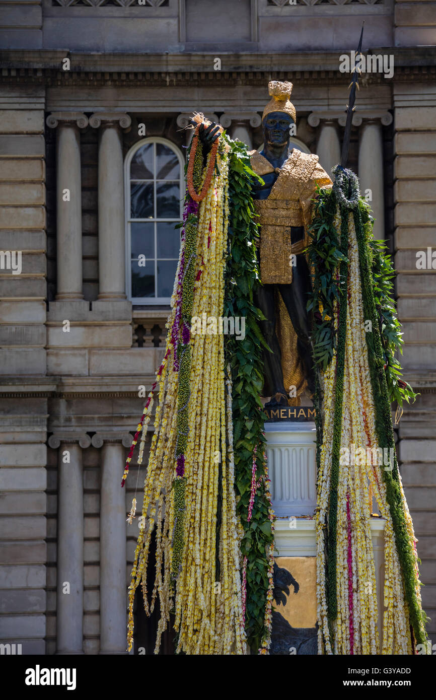 A view of the King Kamehameha Statue at the Aliʻiolani Hale Stock Photo ...