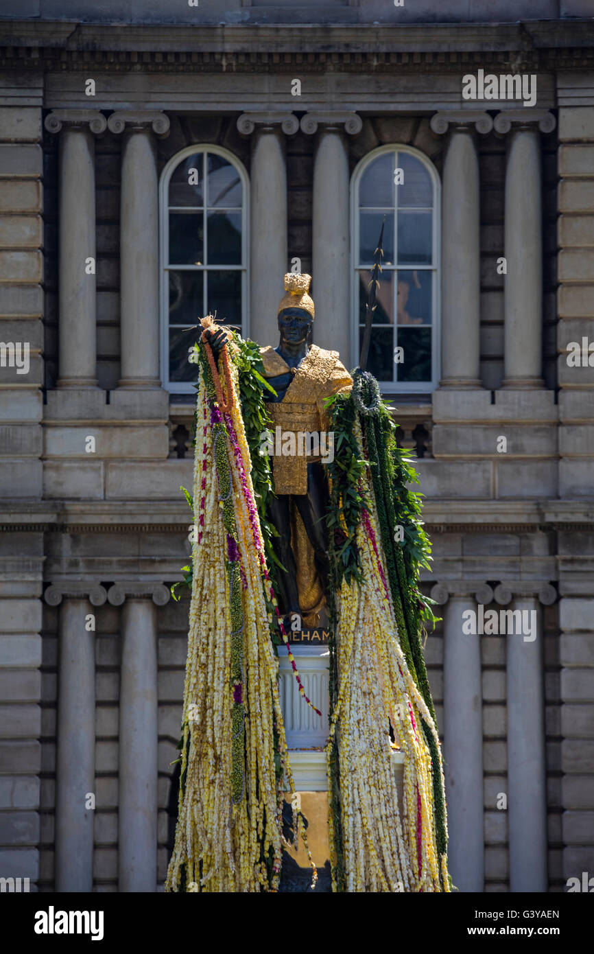 A view of the King Kamehameha Statue at the Aliʻiolani Hale Stock Photo ...