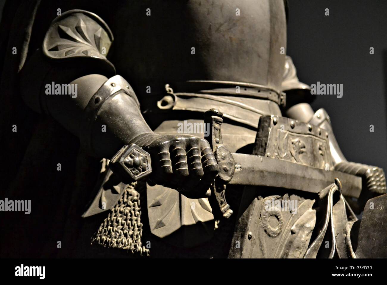 Statue knight with sword and shield hi-res stock photography and images ...