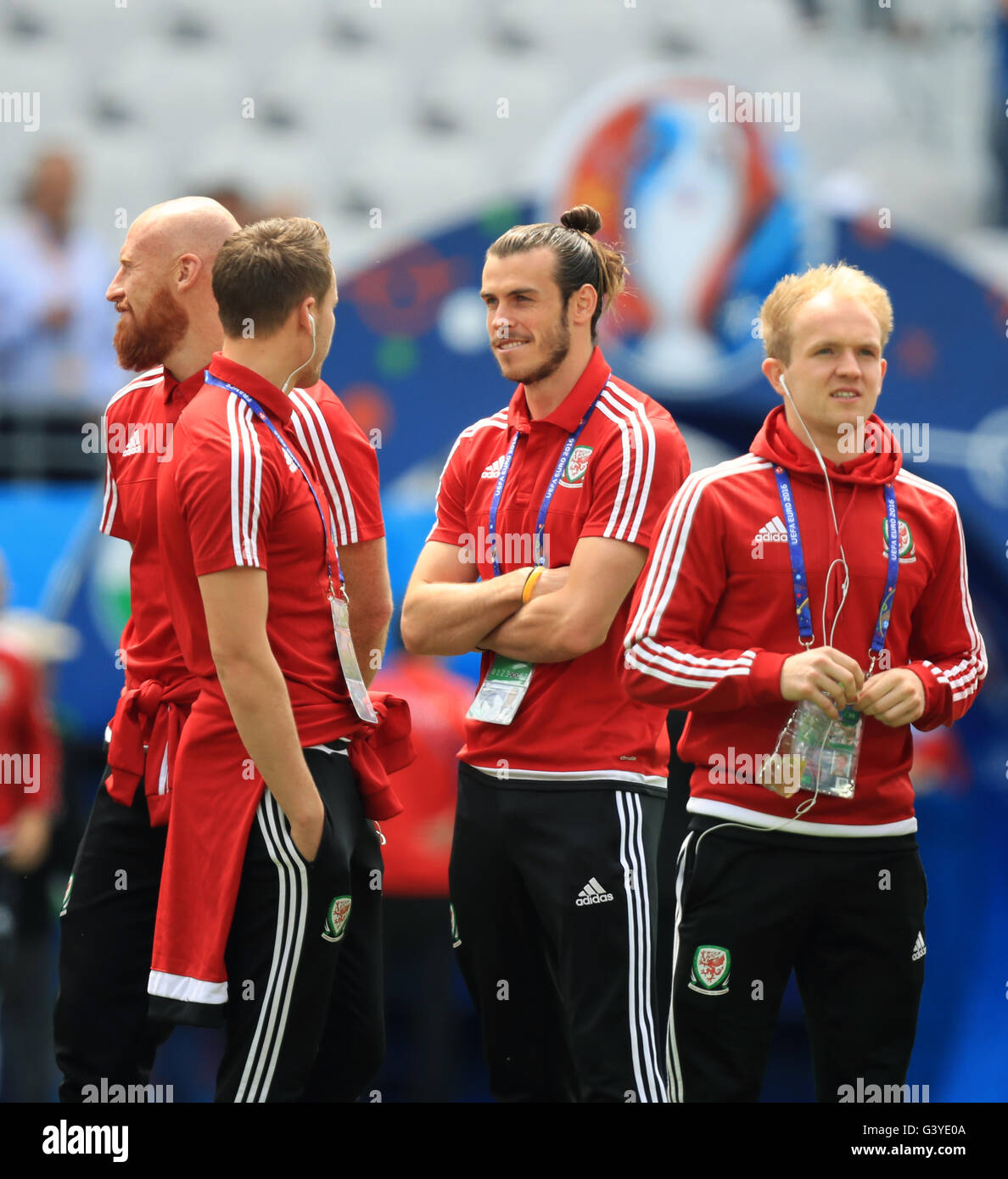 Wales' Gareth Bale (second right) and Jonathan Williams (right) on the ...