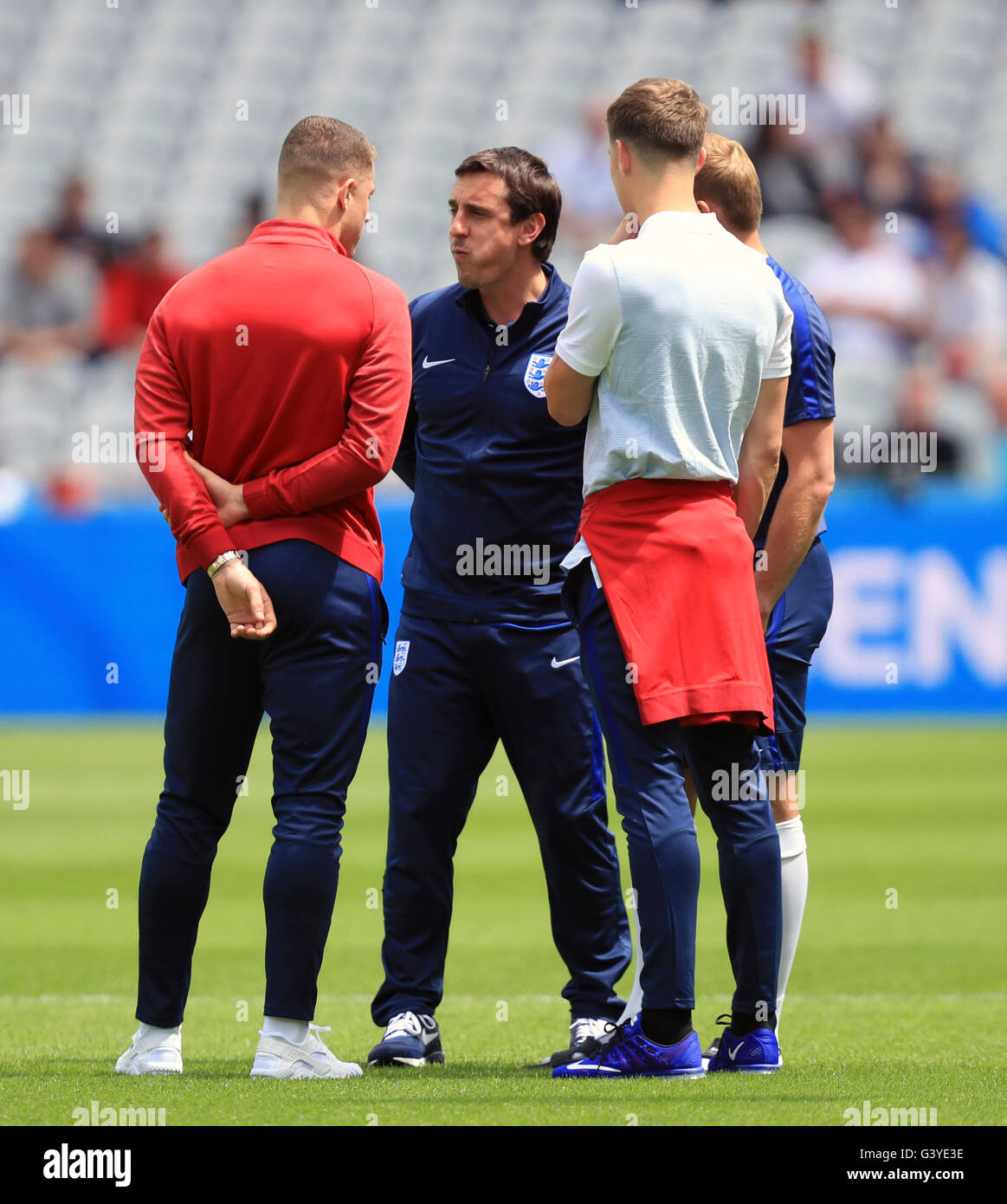England coach Gary Neville (second left) speaks to Ross Barkley (left ...