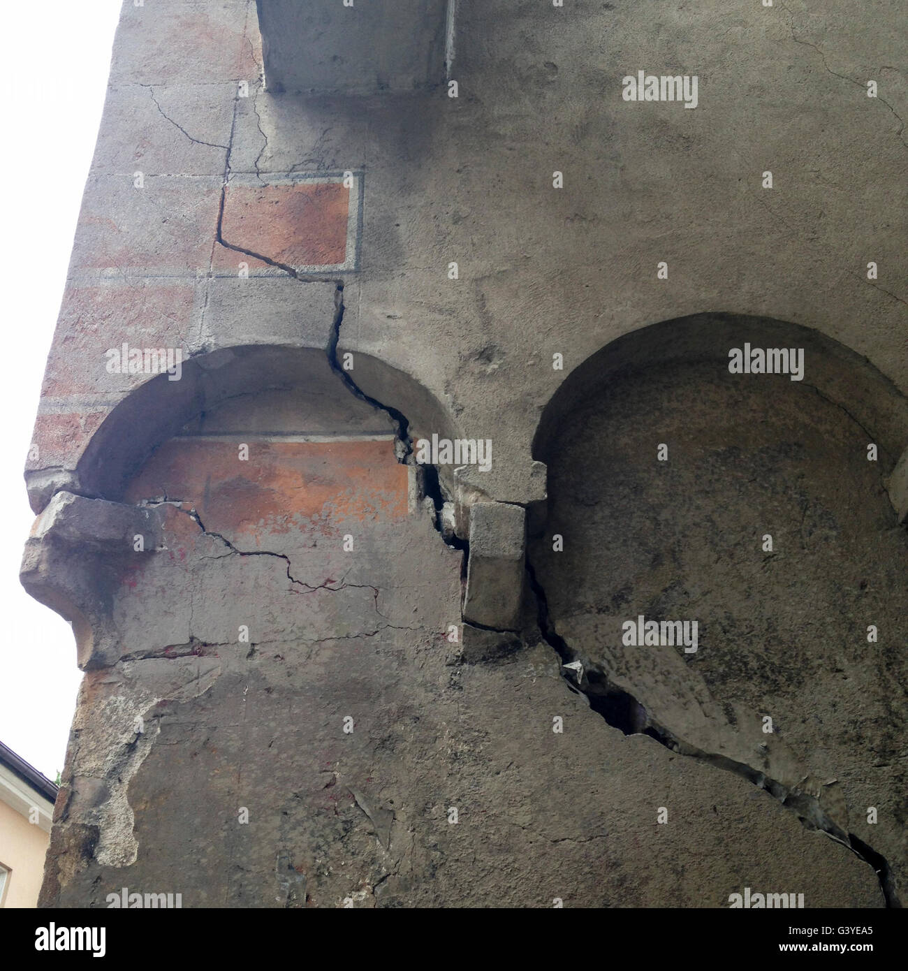Crack running through structure of old building Stock Photo - Alamy
