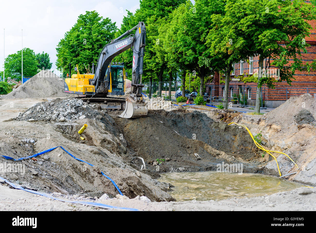 Excavator digging a hole hi-res stock photography and images - Alamy