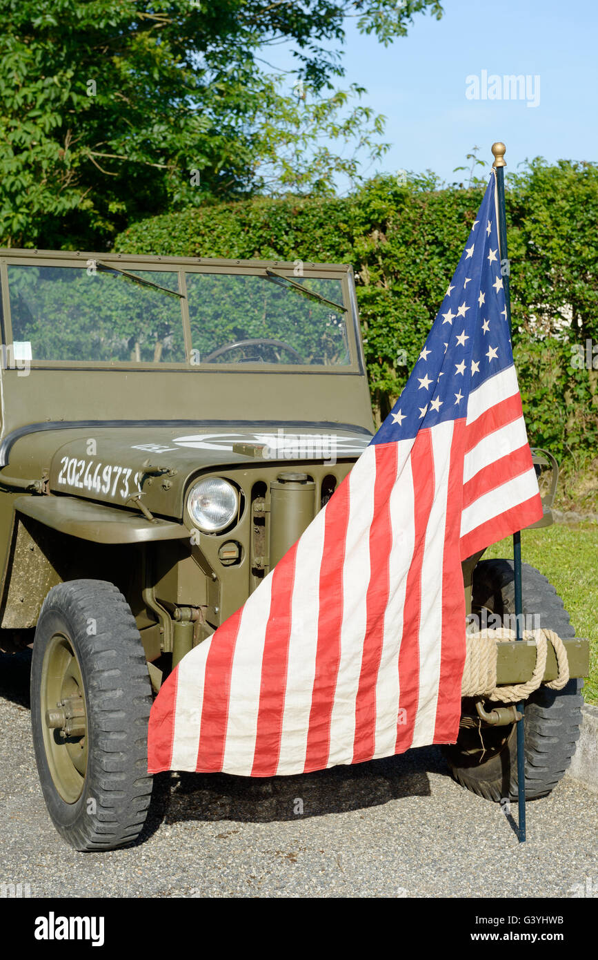 a ww2 military vehicle, jeep,with American flag Stock Photo - Alamy