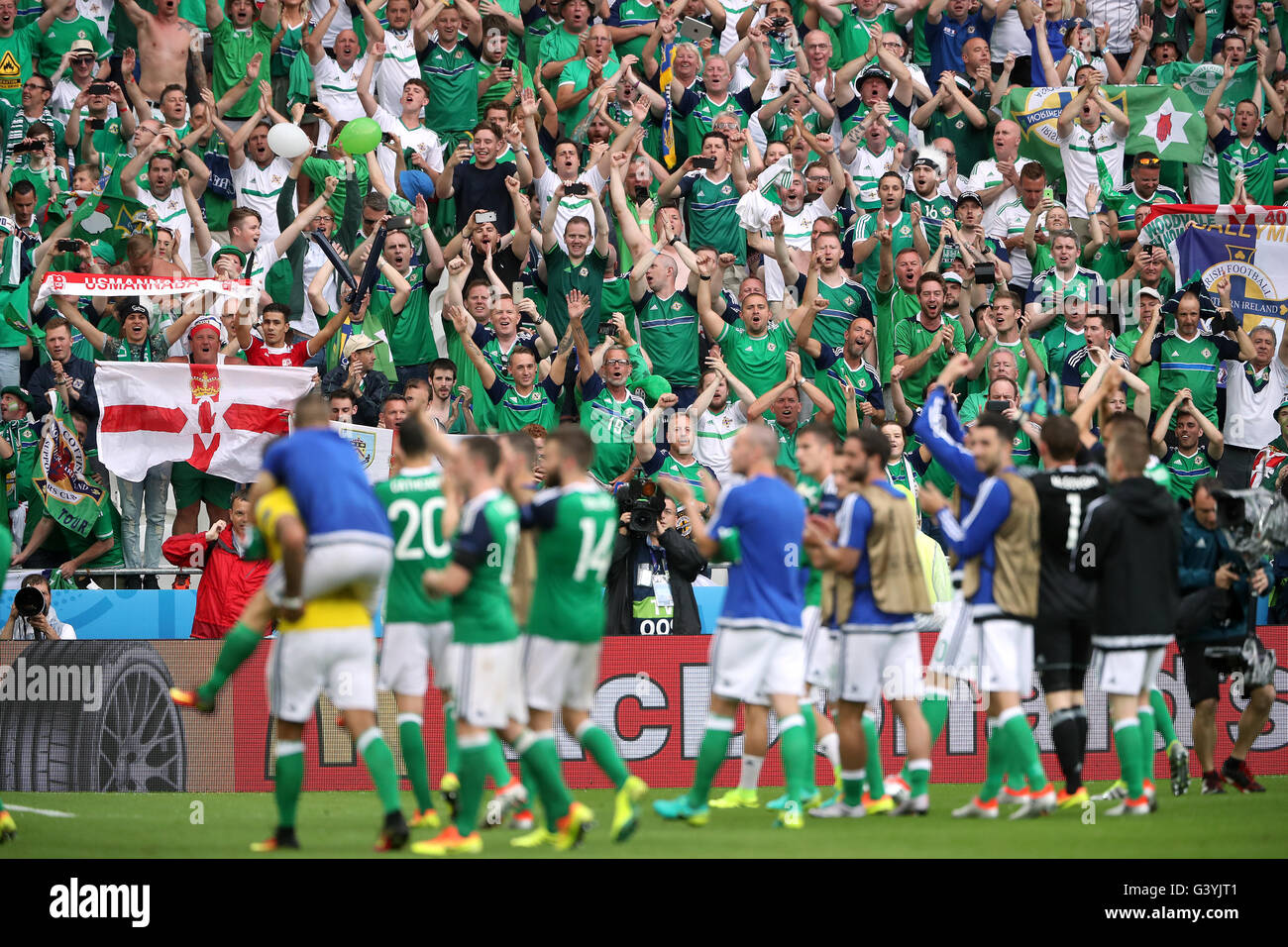 Ireland fans celebrate in the stands hi-res stock photography and ...