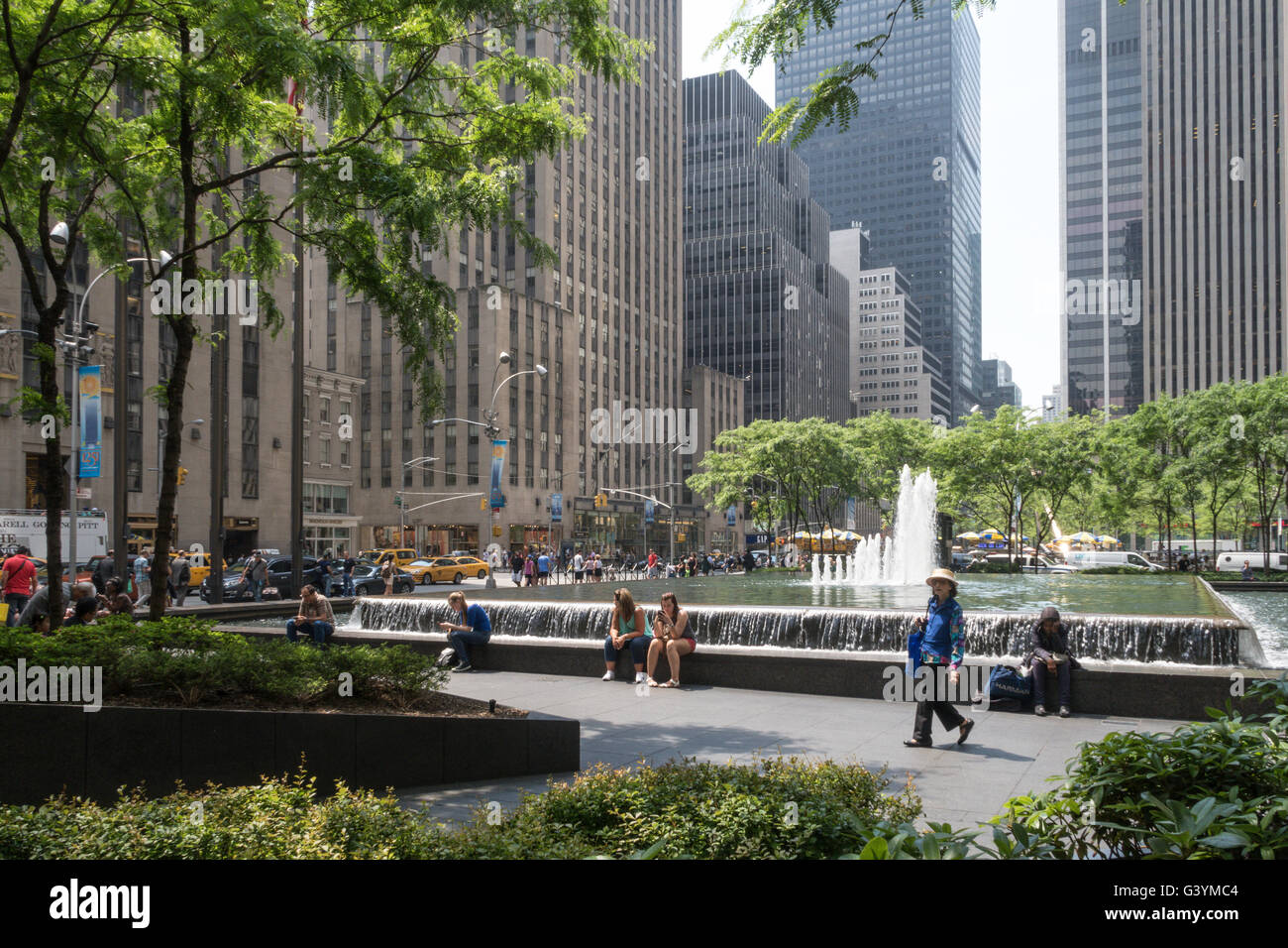Reflecting Pool and Fountains, Rockefeller Center, NYC Stock Photo - Alamy