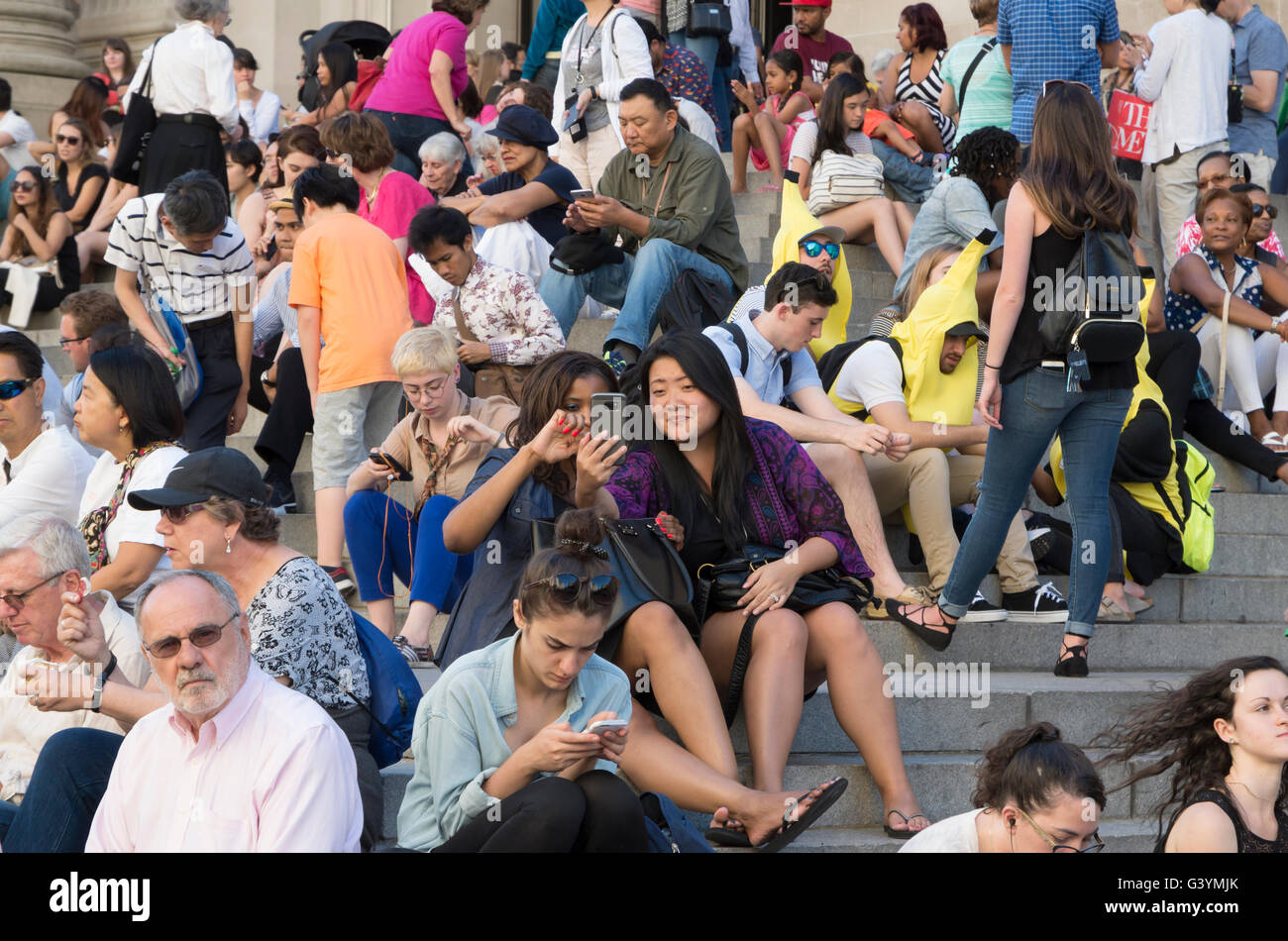 People sitting on steps hi-res stock photography and images - Alamy