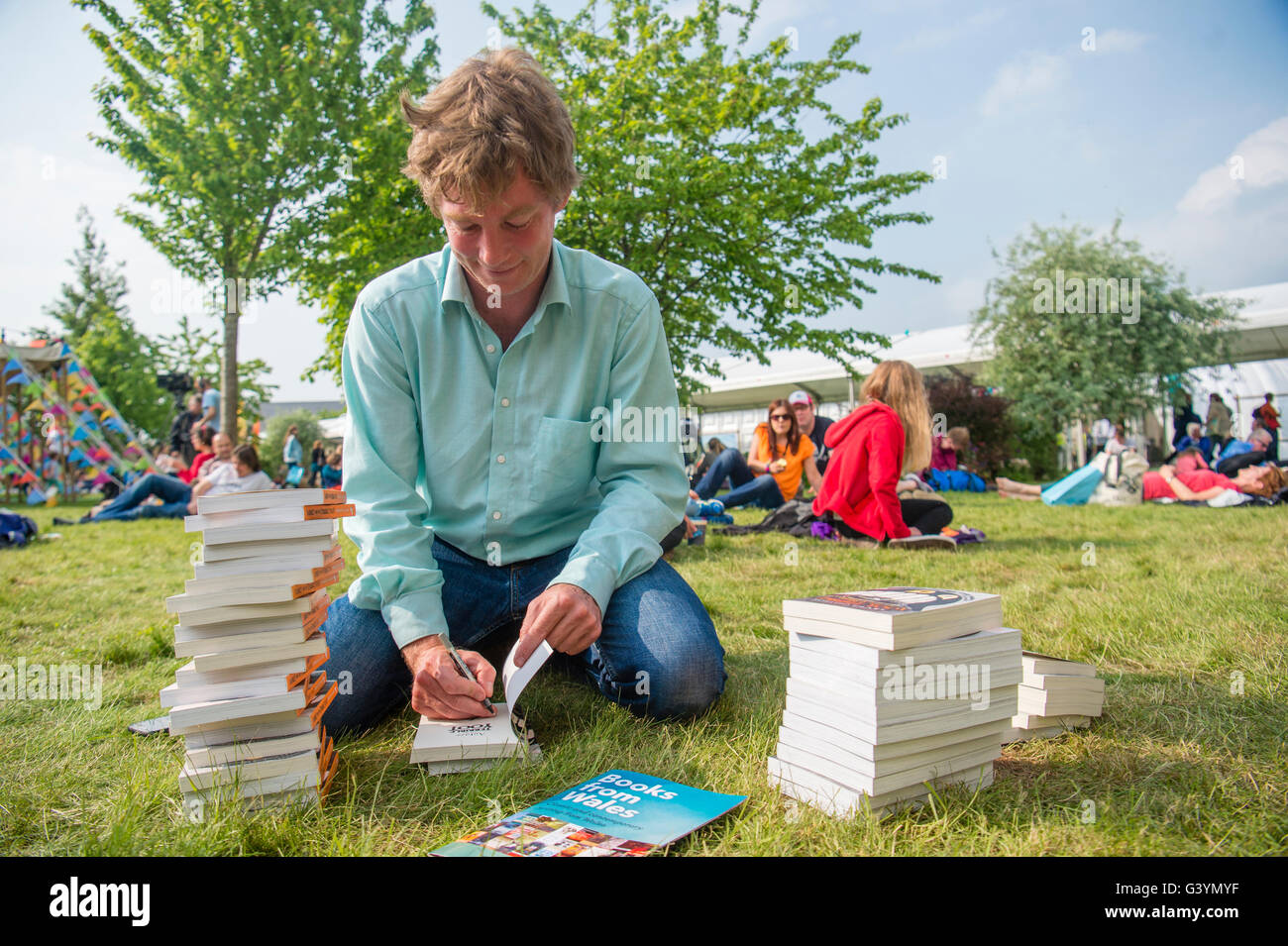 Author writer book signing hay hi-res stock photography and images - Alamy