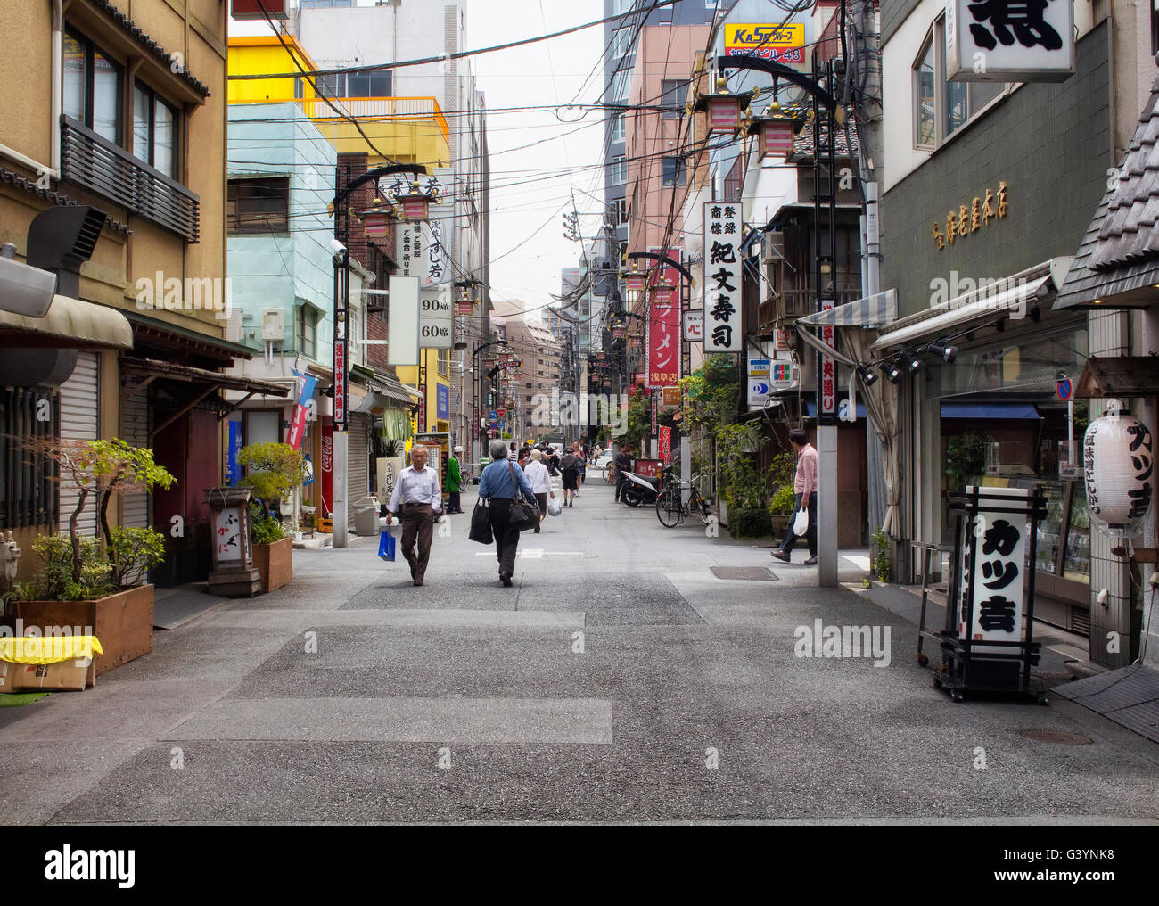 Tokyo people house hi-res stock photography and images - Alamy