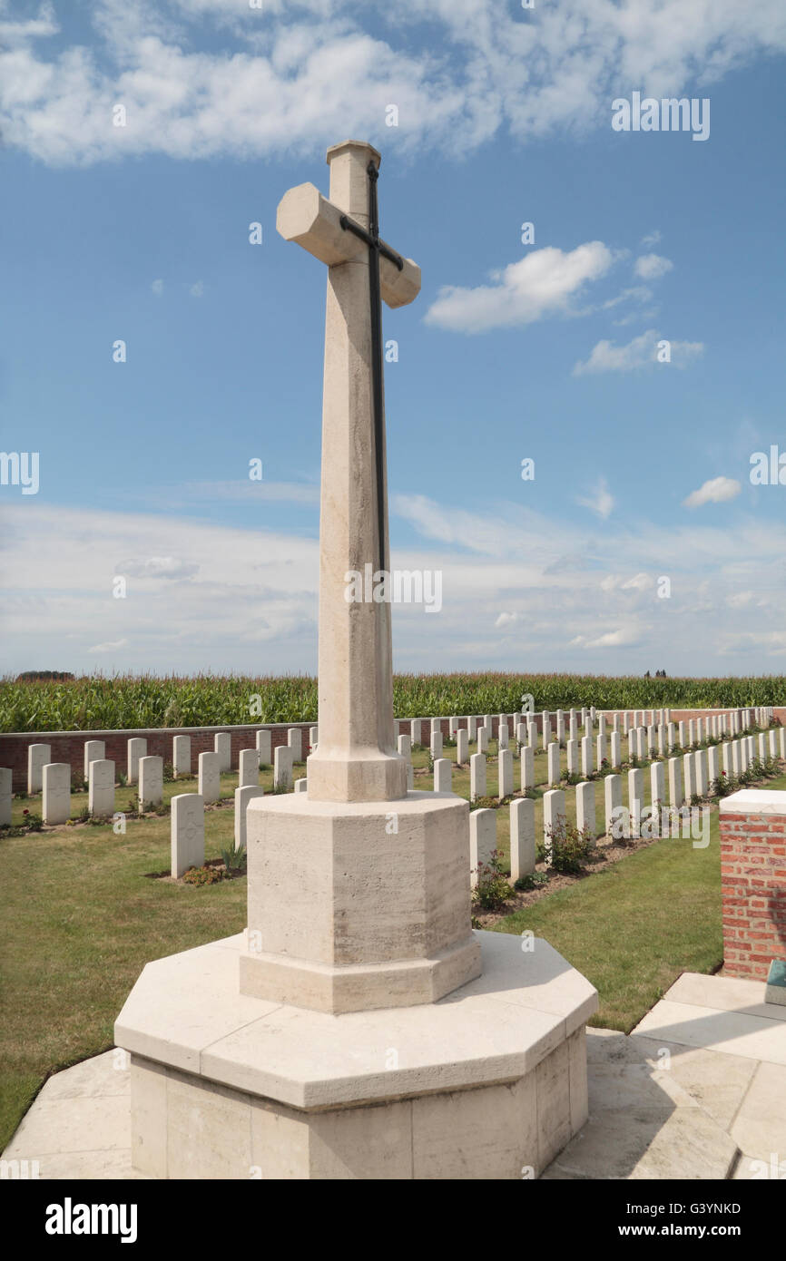 Cross of Sacrifice and headstones in the CWGC Motor Car Corner Cemetery ...