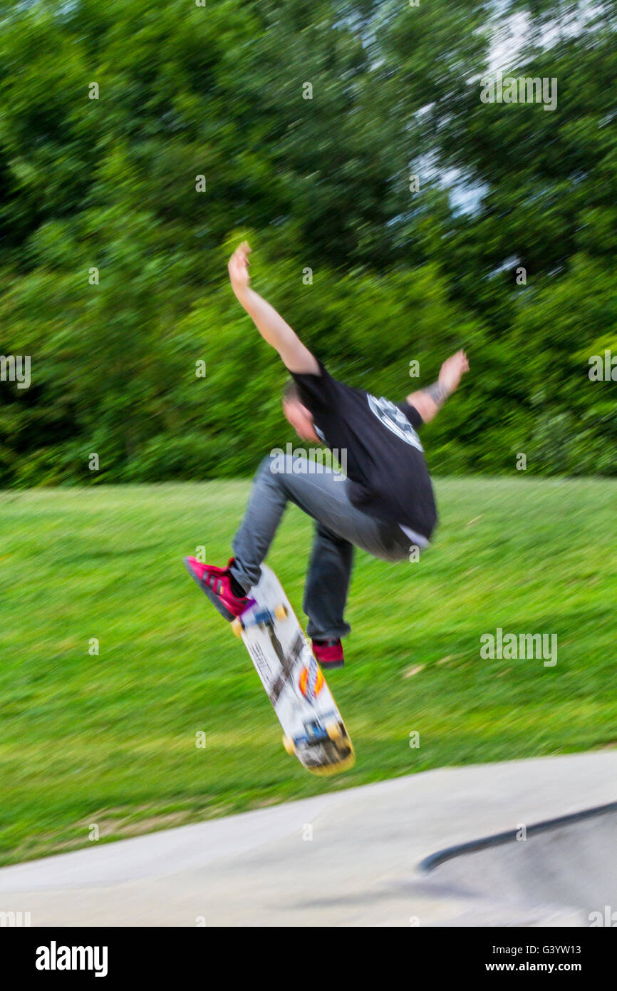 Skateboarders leaps, lunges, skateboard action, jumps, jumping stride ...