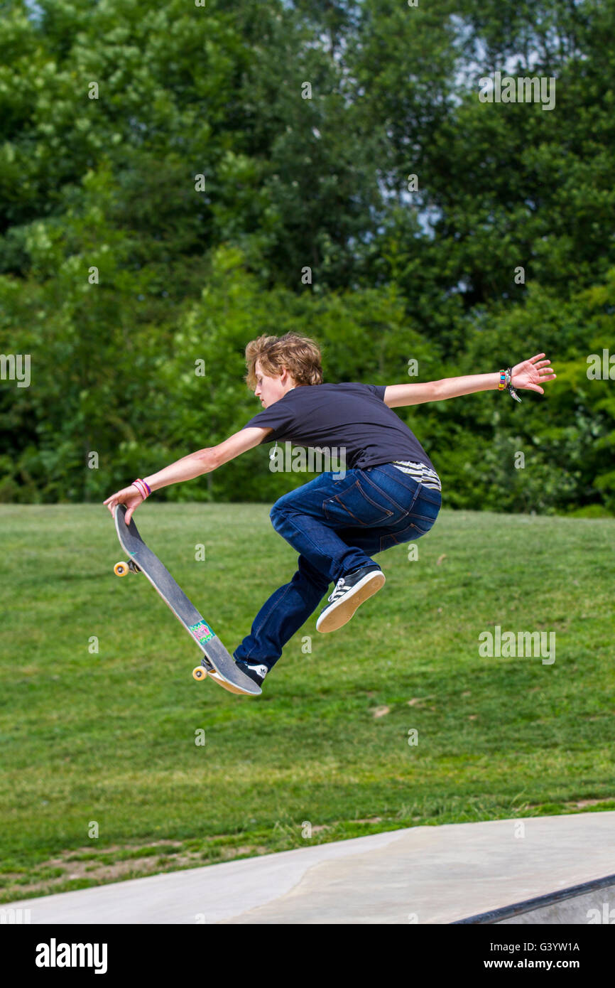 Skateboarders leaps, lunges, skateboard action, jumps, jumping stride ...