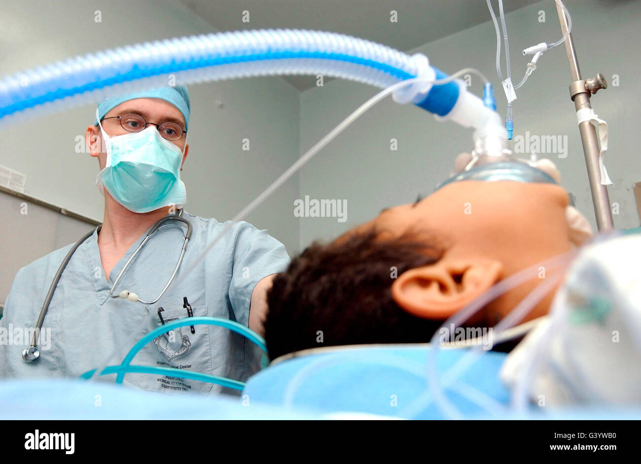 Child anesthesia mask hi-res stock photography and images - Alamy