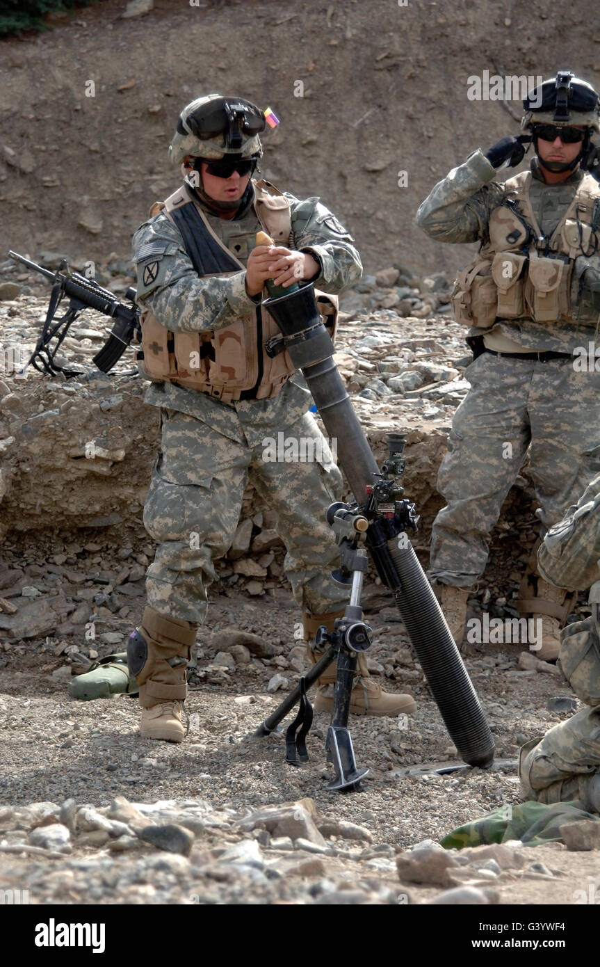 A U.S. Army Soldier loads a mortar tube Stock Photo - Alamy