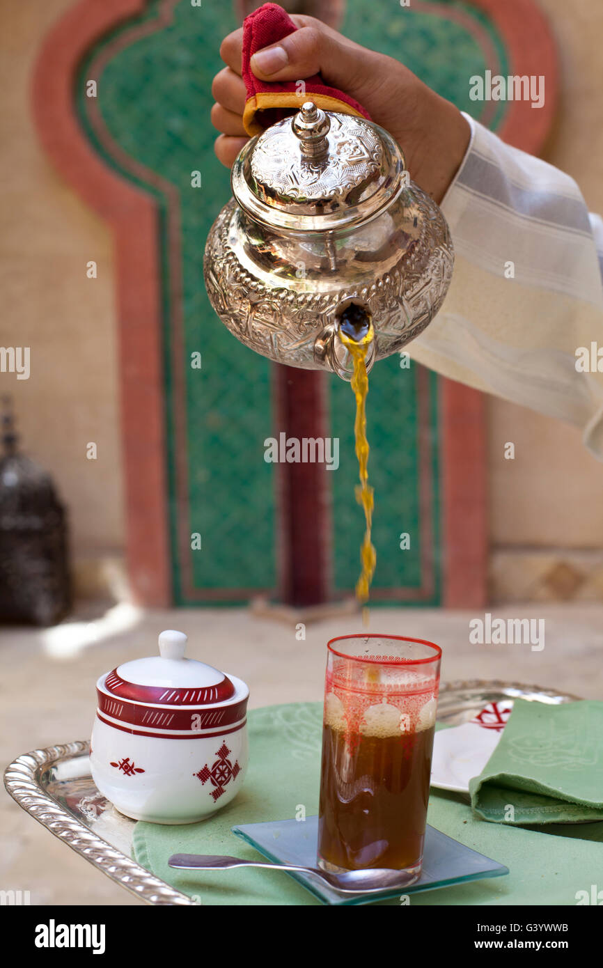 Silver tea pot hi-res stock photography and images - Alamy