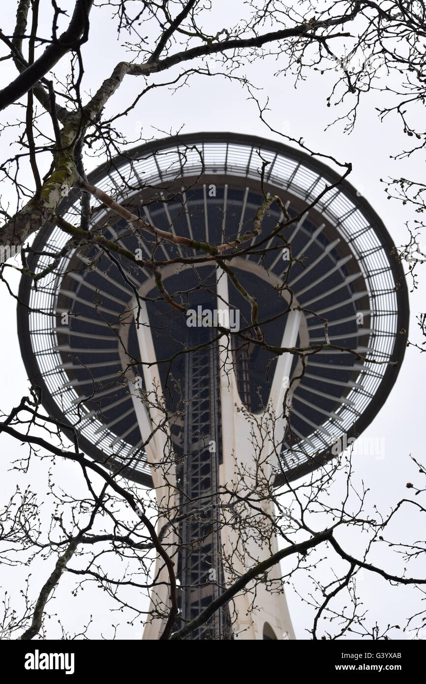 Seattle space needle on an overcast day hi-res stock photography and ...