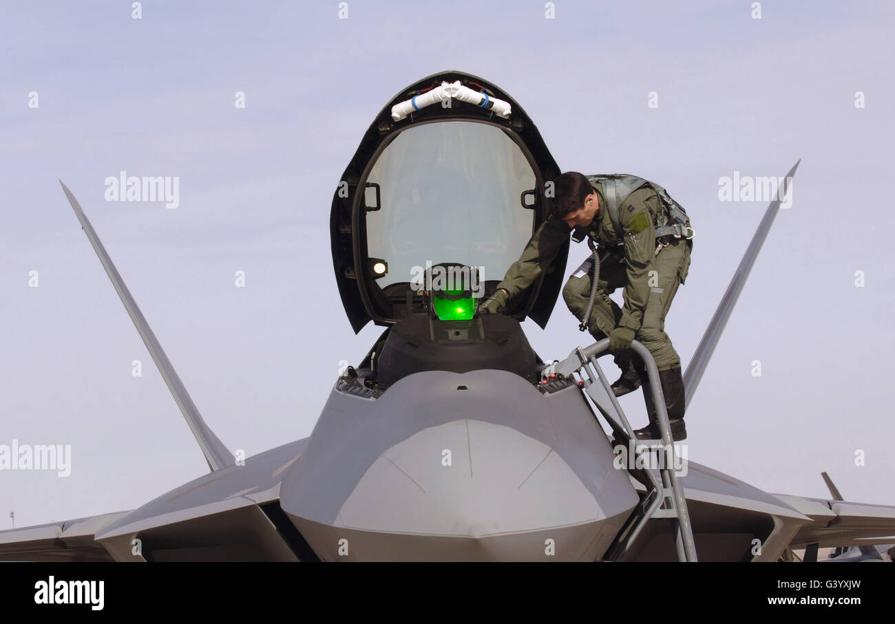 F 22 raptor fighter jets hi-res stock photography and images - Alamy
