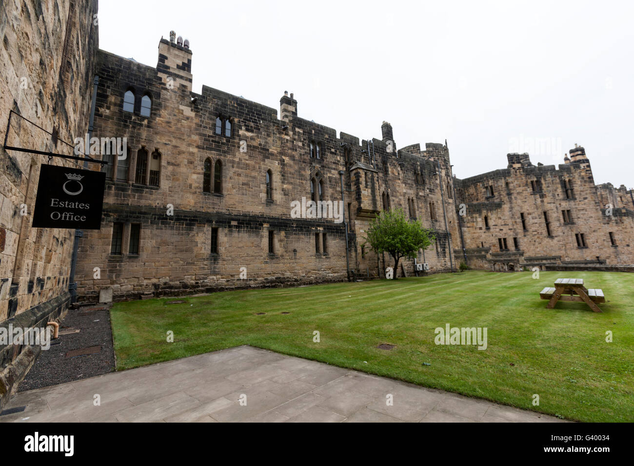 Alnwick castle courtyard alnwick northumberland hi-res stock ...