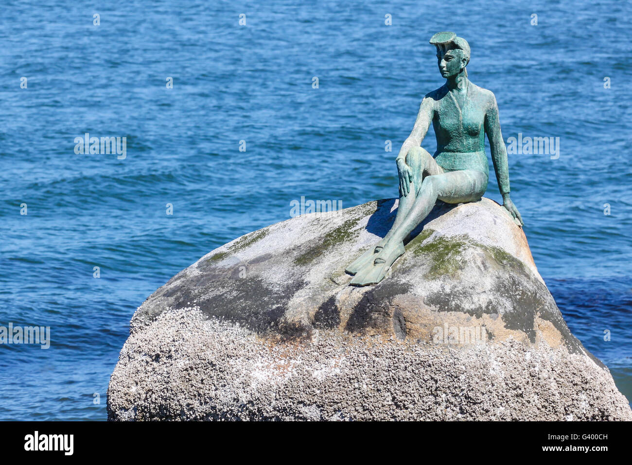 Girl sitting on statue hi-res stock photography and images - Alamy