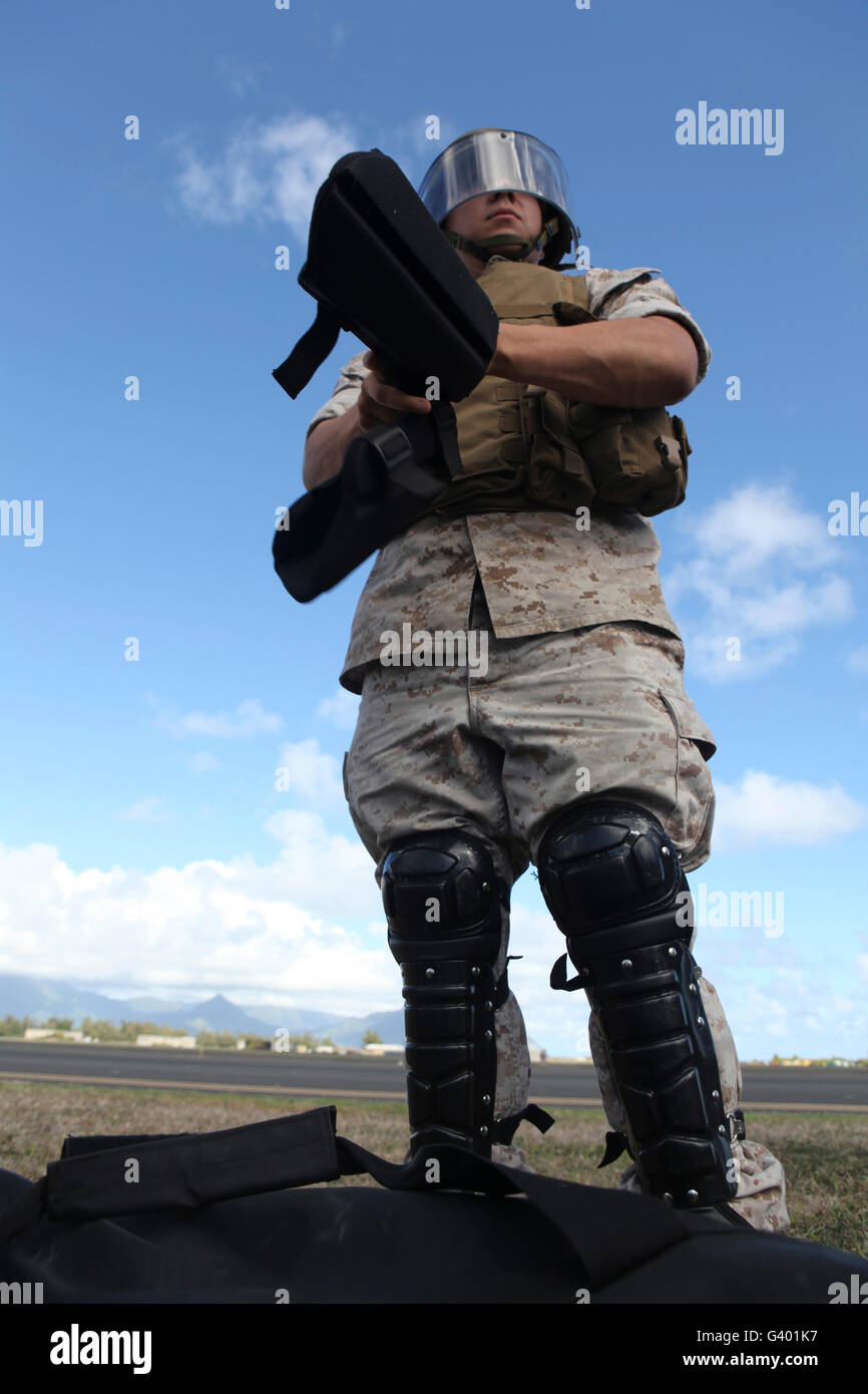 Riot gear hi-res stock photography and images - Alamy
