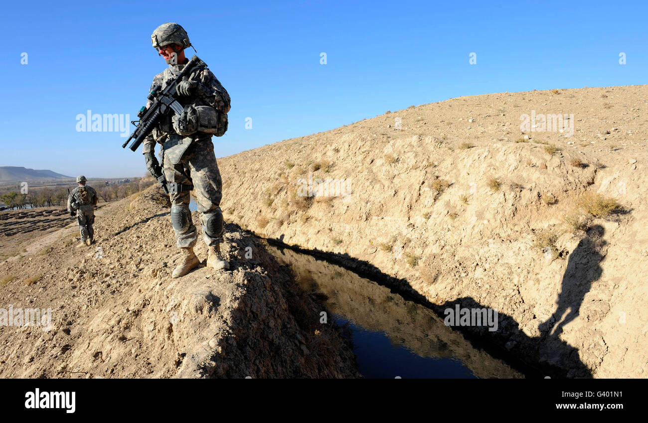 Us soldiers patrol secure hi-res stock photography and images - Alamy