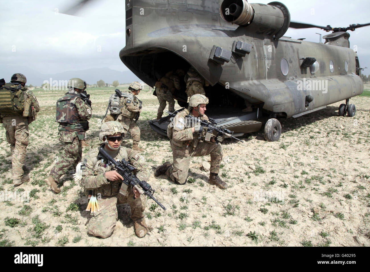 U.S. Army soldiers board a CH-47 Chinook helicopter in Afghanistan Stock Photo - Alamy