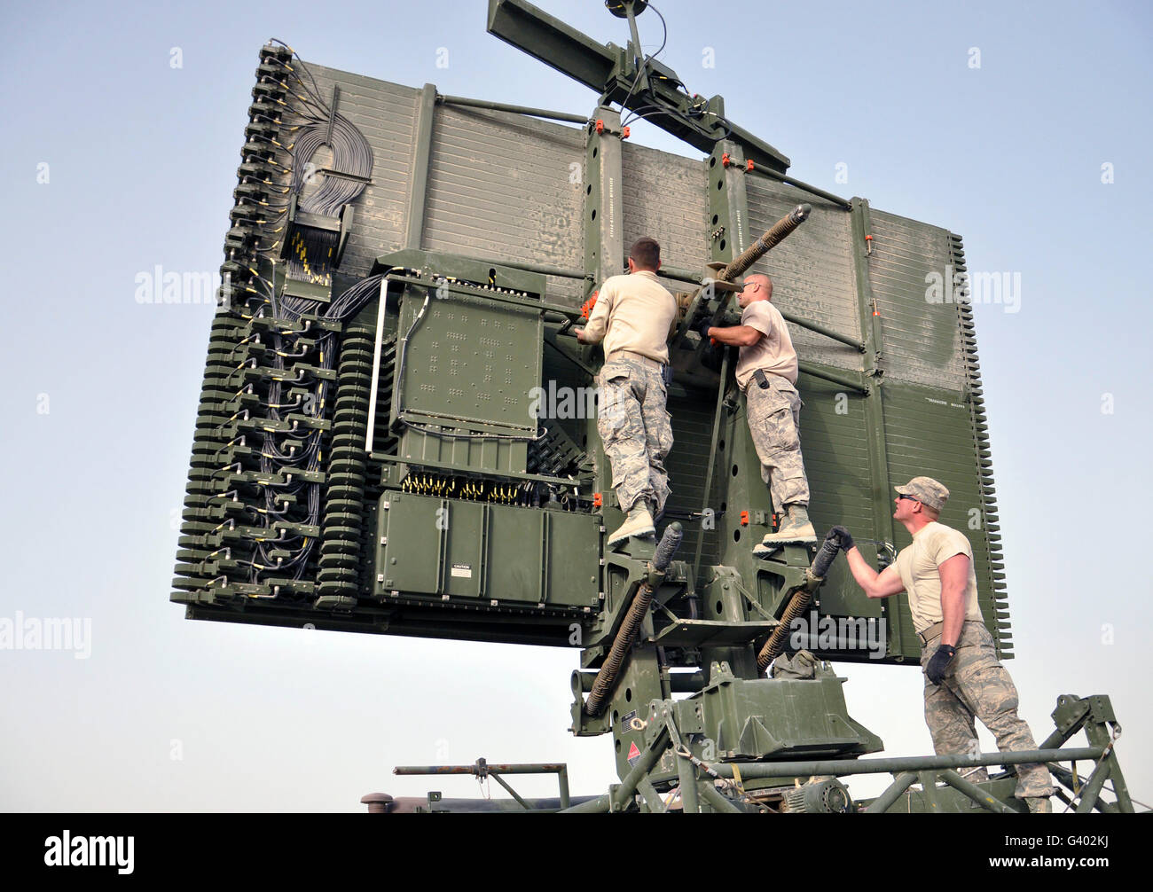Soldiers set up a TPS-75 radar Stock Photo - Alamy