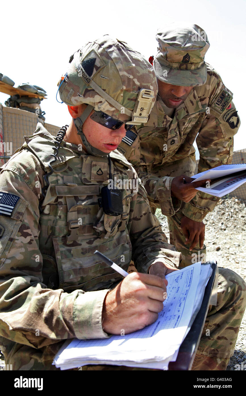 U.S. Army specialist is evaluated by a master gunner Stock Photo - Alamy