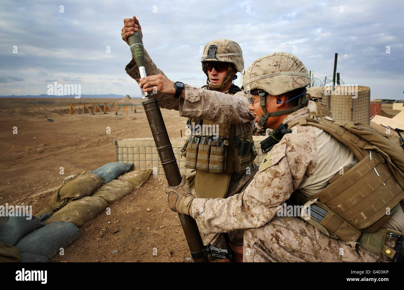 Mortarmen fire a 60mm mortar Stock Photo - Alamy