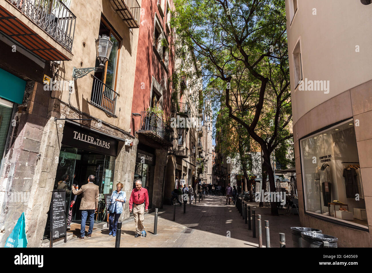 Gothic Quarter street scene, Barcelona, Catalonia, Spain Stock Photo ...