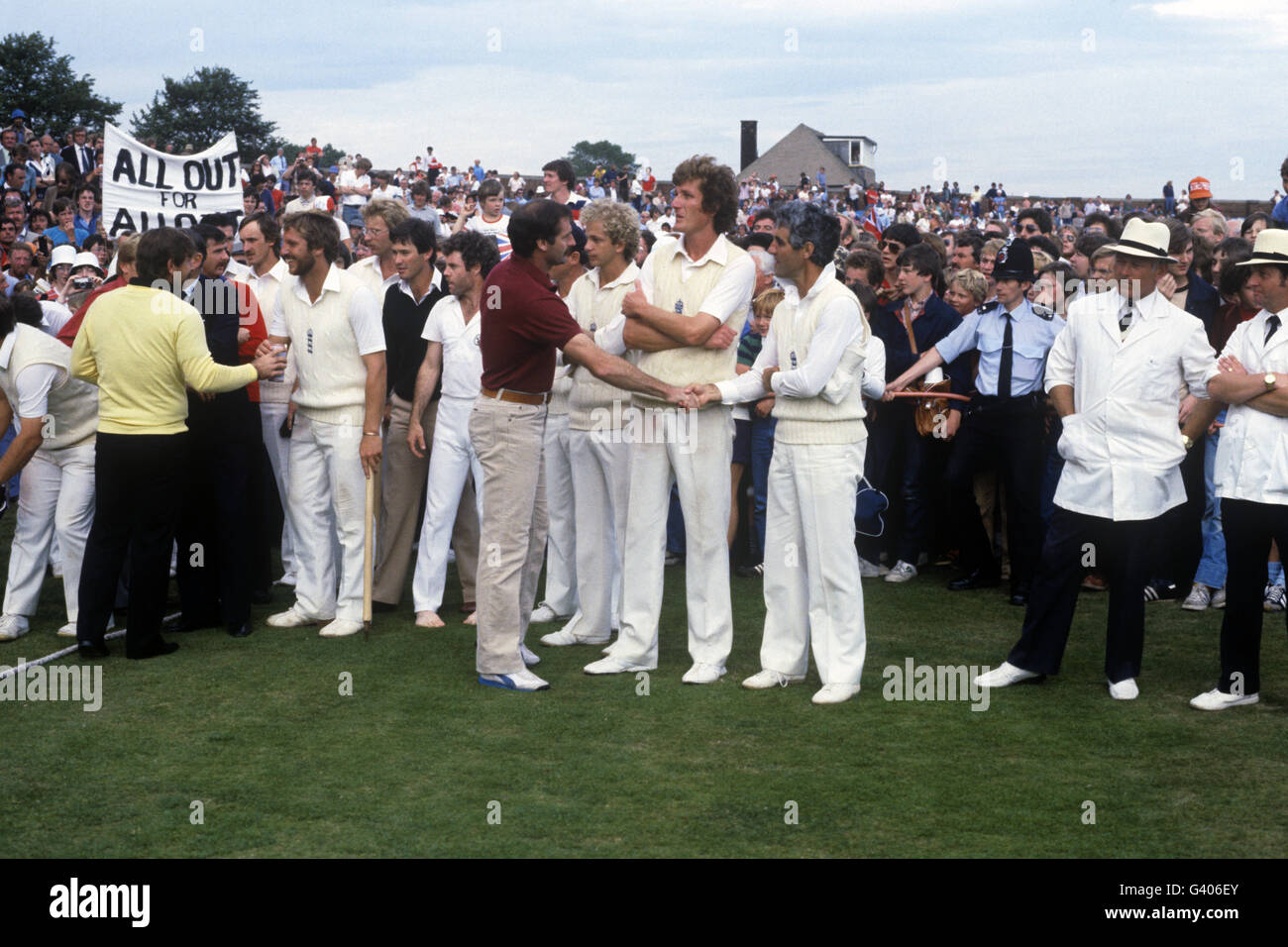 Australian fast bowler Dennis Lillee (c) shakes hands with England ...
